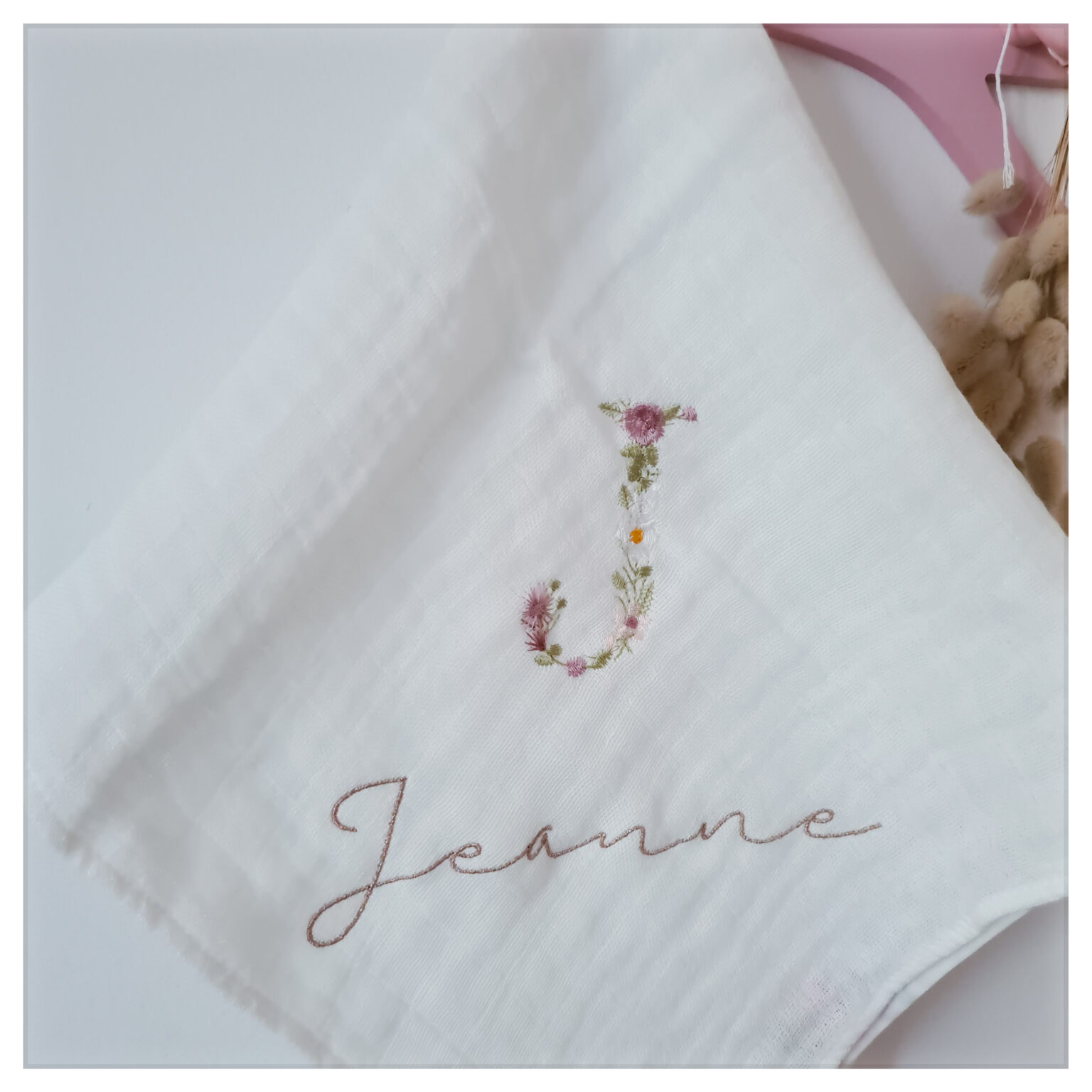 Lange blanc broderie initiale fleurie “à personnaliser” – Cécile Delachaux