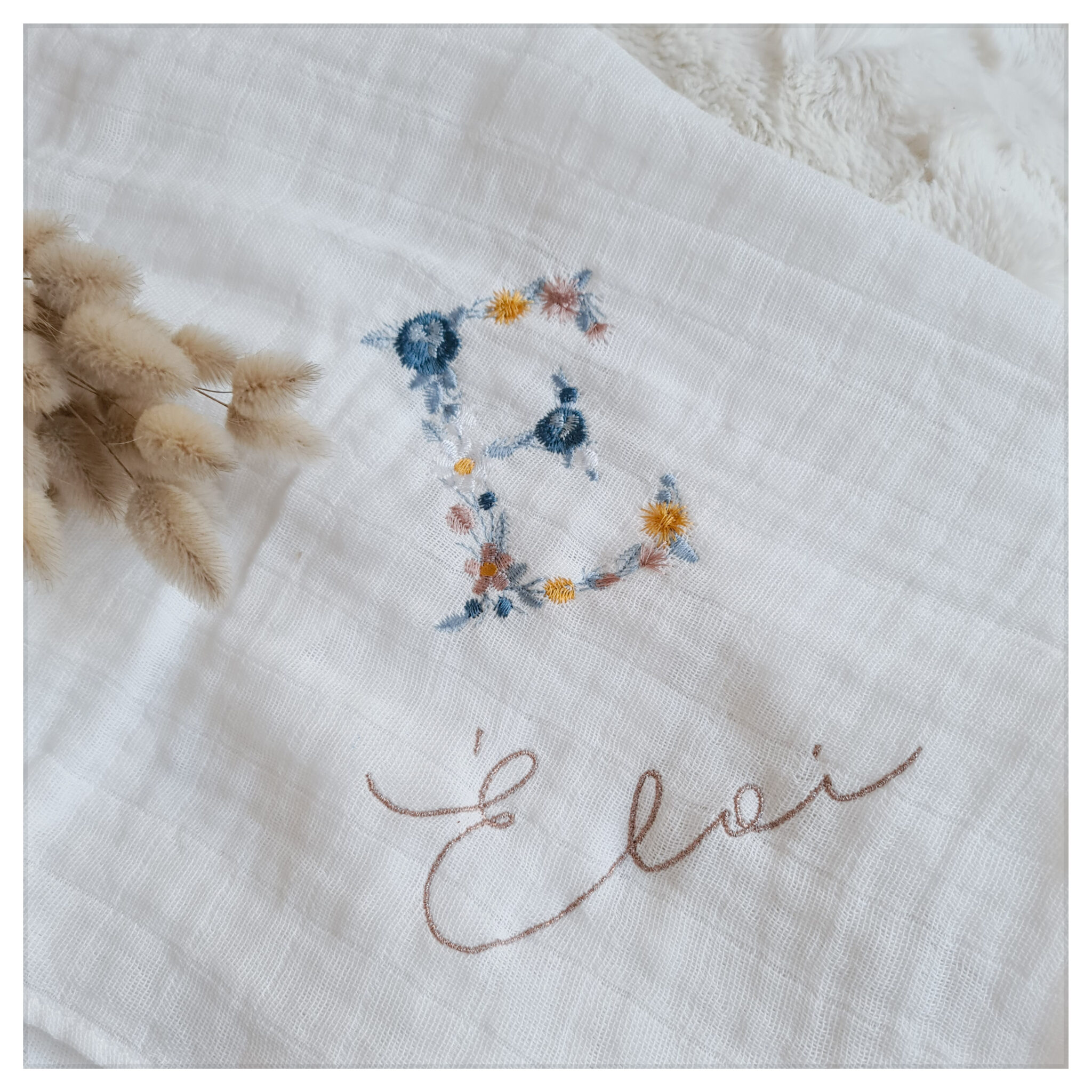Lange blanc broderie initiale fleurie “à personnaliser” – Cécile Delachaux